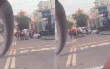 Jovem é espancado e arrastado pela rua durante briga de torcida vídeo