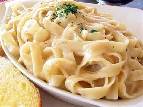 Macarrão ao molho de 4 queijos prato imperdível que é sucesso na certa