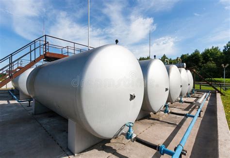 Tanques Para Armazenar Petr Leo Bruto Num Po O De Petr Leo Imagem De
