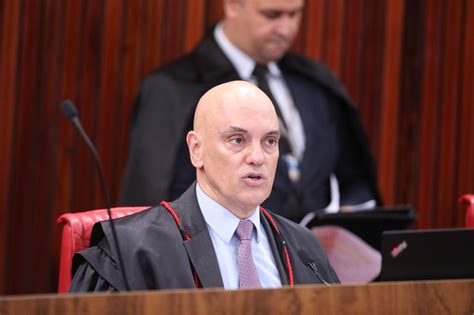 Moraes dá 15 dias para PGR opinar sobre indiciamento de Bolsonaro