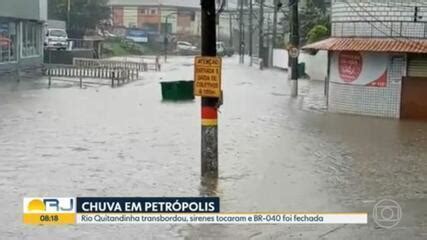 Vídeo Temporal em Petrópolis alaga ruas e faz Rio Quitandinha