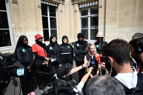 Justice Le Conseil d État maintient l interdiction du voile sur les