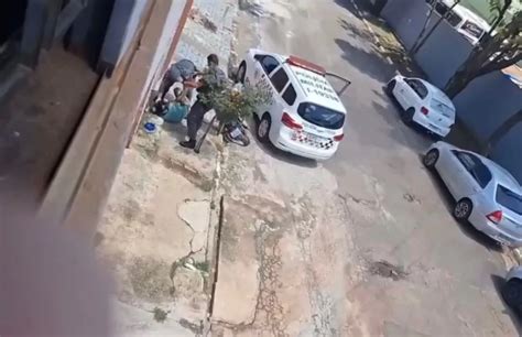 VÍDEO policiais militares são flagrados agredindo homem após abordagem