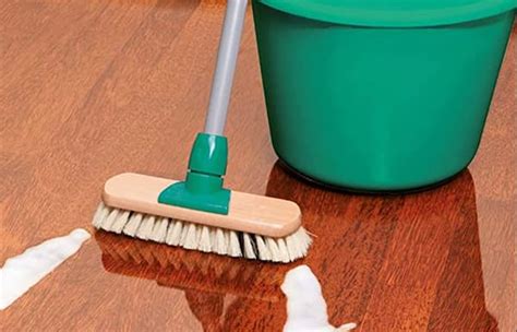 Cómo quitar manchas de grasa antiguas en el parquet