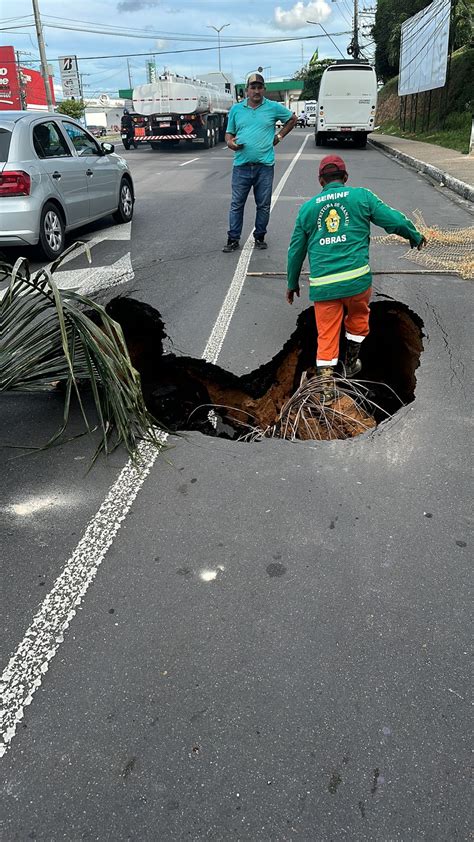 Cratera se abre e IMMU interdita trecho da Avenida Torquato Tapajós em