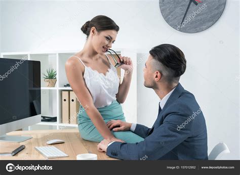 Sexy Sekretärin verführt Chef am Arbeitsplatz Stockfoto