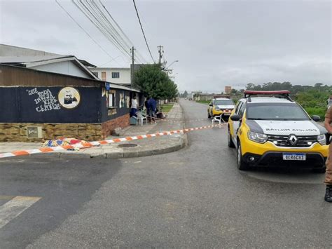 Homem é executado a tiros no meio de rua movimentada na Grande Curitiba