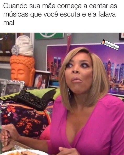 Quando sua mãe começa a cantar as músicas que você escuta e ela falava