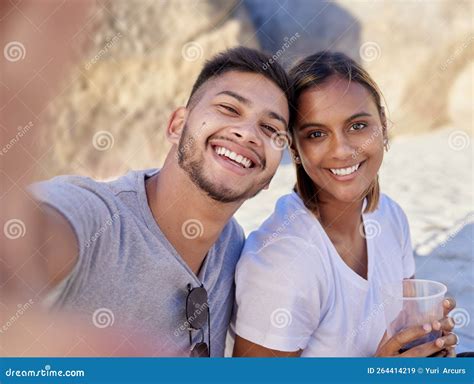 Selfie Para Przyjaci I Drink W Na Pla Y W Letniej Imprezie I