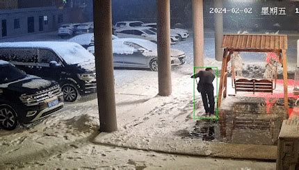 河南小伙餐饮店门口扫雪突然打滑 秒变即兴表演舞起棍法