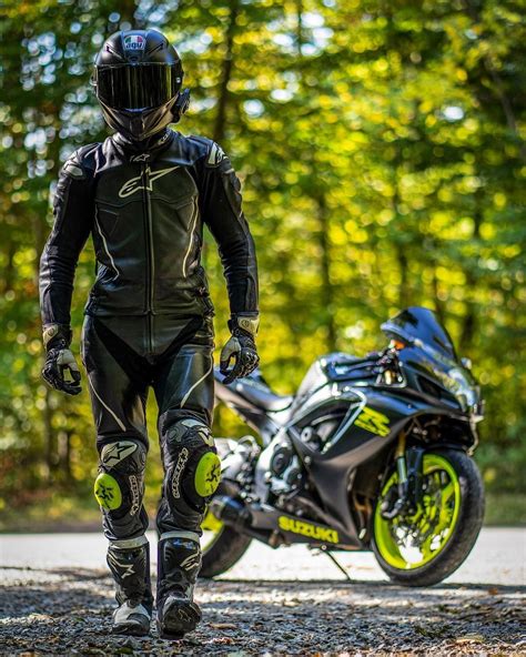 Limage contient peut être une personne ou plus moto et plein air
