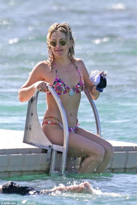 Kate Hudson Flaunts Rock Hard Body In Colorful Bikini Daily Mail Online