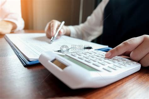 商人分析投资图表和文件的按键计算器高清图片下载 正版图片305540744 摄图网