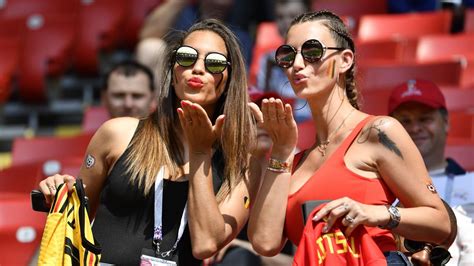 Foci vb Így csókolja belga szerelmét a magyar focistafeleség Life