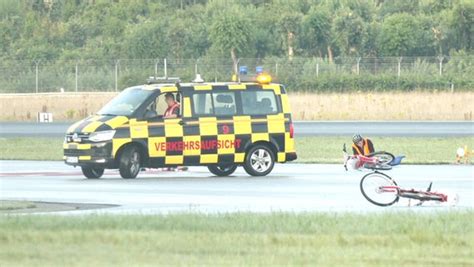 Klima Aktivisten blockieren Hamburger Flughafen für mehrere Stunden