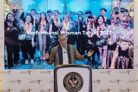 Menparekraf Sandiaga Uno Sujud Syukur Jumlah Kunjungan Wisman