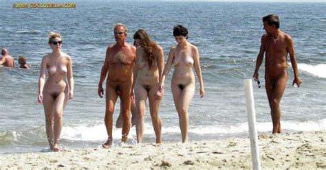 EXPOSITION NATURELLE Naturistes On Beach