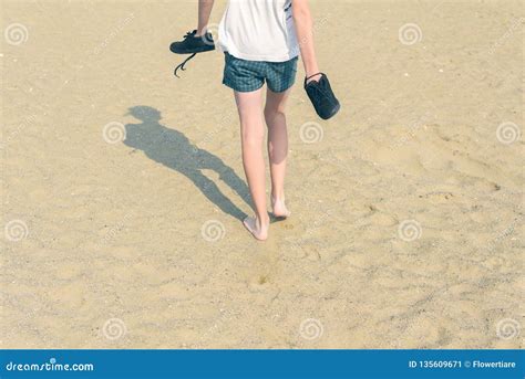 Jambes Aux Pieds Nus D un Garçon Dans Le Mouvement Sur La Plage