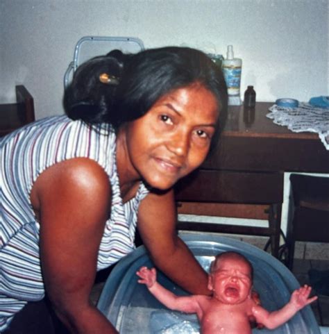 Buba em Renascer Gabriela Medeiros mostra fotos a mãe de antes e