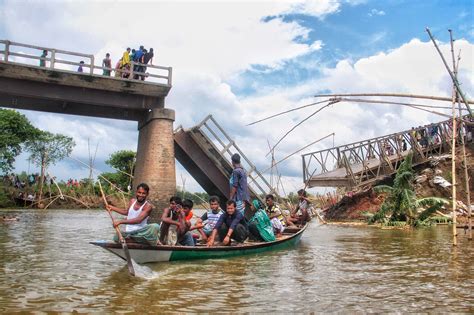 Jembatan Penghubung Di Maluku Putus Diterjang Banjir