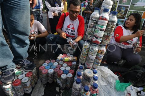 ECO BRICK DARI SAMPAH PLASTIK ANTARA Foto