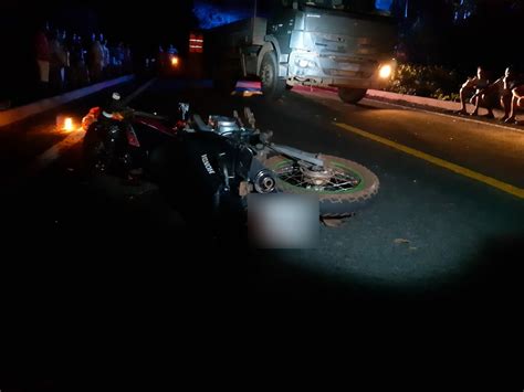 Motociclista morre após invadir pista contrária e bater em caminhão na