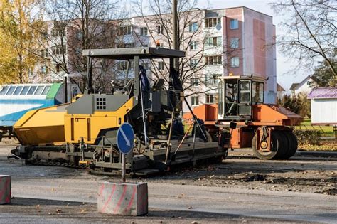 Una máquina pavimentadora de asfalto trabaja en el centro de la ciudad