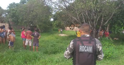 IMAGENS FORTES Corpo de mulher é encontrado enterrado em mata no