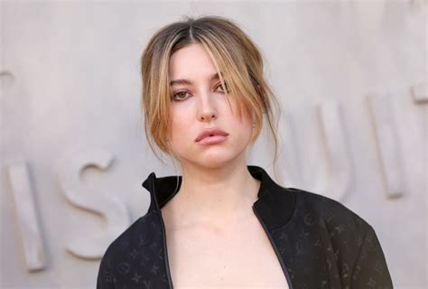 Galerie Foto Cu ce se ocupă fiica cea mică a lui Steve Jobs Tânăra