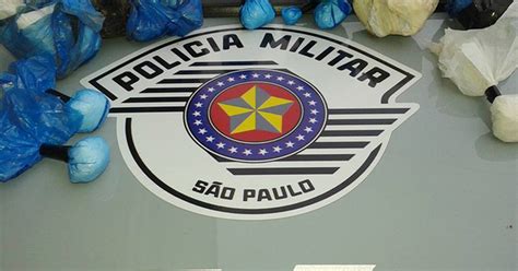 G1 Jovens de moto tentam fugir da PM mas caem e são flagrados