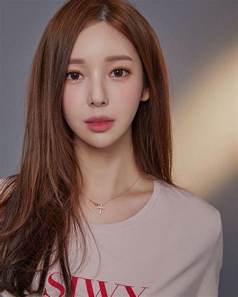 True Beauty Webtoon Artist Yaongyi Shows Off Her Sexy Side With An