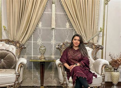 Türk Kızı Öykü Gül Filmlerden öğrendiği Hintçe Ile Hindistanın Aranan Sesi Oldu Number 1 Fm Tv