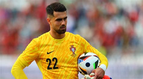 Portugal segue em frente no Europeu graças a monumental Diogo Costa