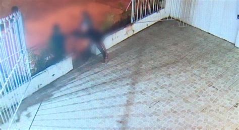 Câmeras de segurança flagram assalto em salão de beleza na Zona Norte