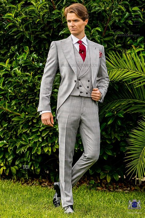 Chaqué italiano a medida gris claro y rojo con solapa de pico y un