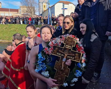 PLIVANJE ZA ČASNI KRST U ZRENJANINU Tatjana Rešković prva doplivala do