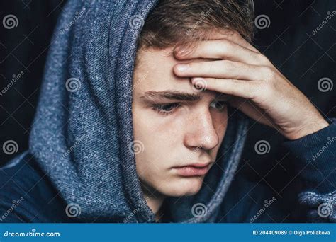 Retrato De Un Adolescente Deprimido Cansado Triste Problemas Del