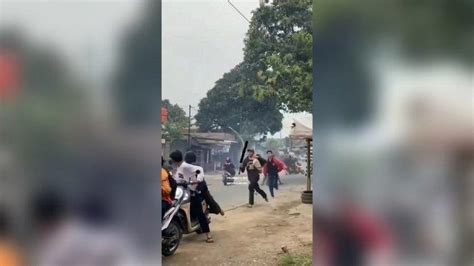 Menyeramkan Tawuran Antarpelajar Di Bogor Bawa Celurit Panjang Satu