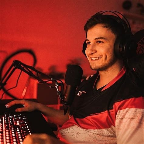 FloydSchov Twitter Instagram YouTube TikTok Twitch Linktree