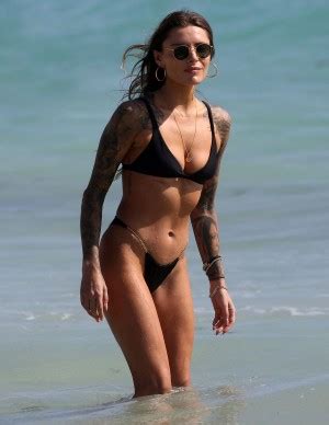 Sophia Thomalla sexy en Bikini à Miami 7 avril 2023