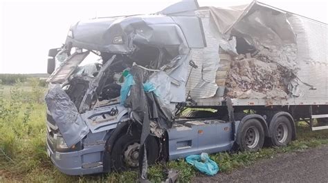 Colisão entre duas carretas deixa um morto e um ferido no Sul do Piauí
