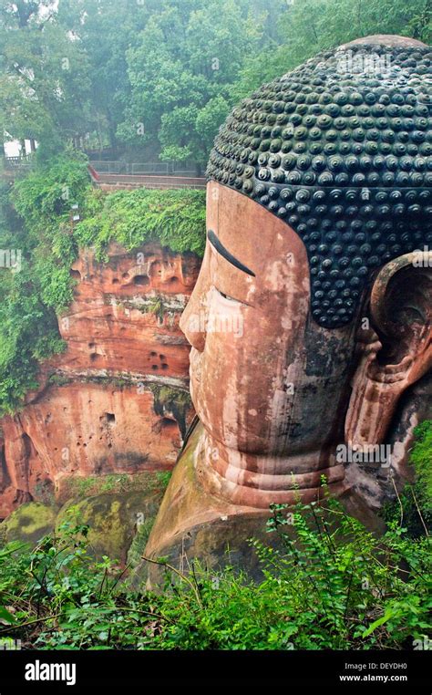 El Buda Gigante de Leshan que a 71 metros o 233 pies es la piedra más