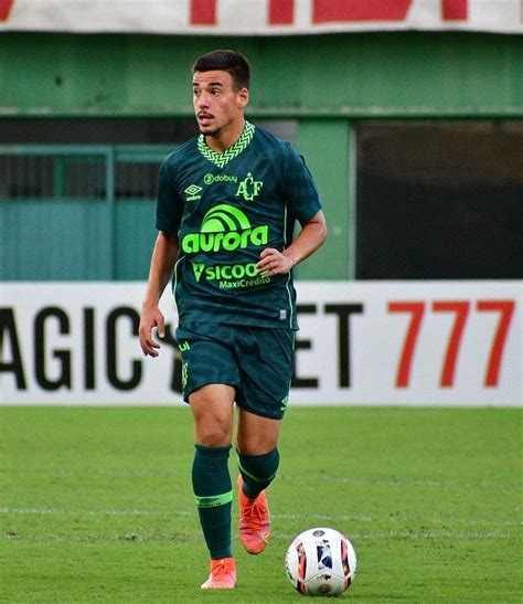 Chape encaminha renovação de contrato do meia Rafael Holstein