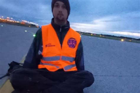 Gli Attivisti Di Ultima Generazione Bloccano L Aeroporto Di Monaco