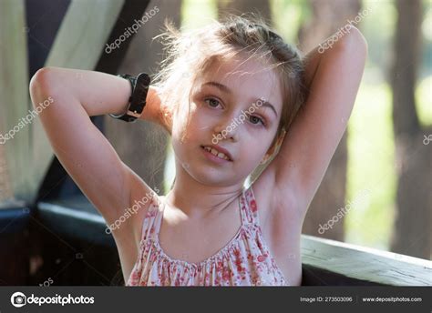 Tr S Belle Petite Fille Aux Cheveux Longs En Robe Blanche Image Libre