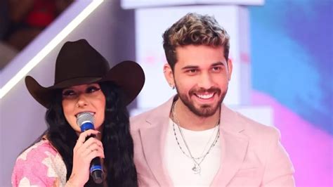 Espaço Aberto Ana Castela e Gustavo Mioto se beijam no palco do