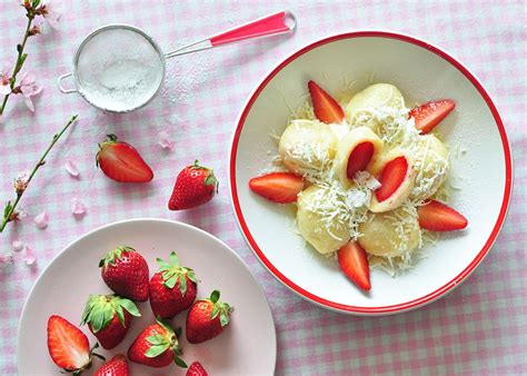 BLOG Češka z Česka Jednoduchý recept na jahodové knedlíky z