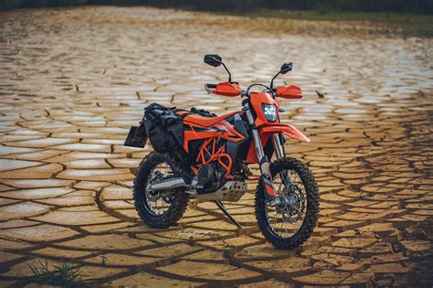 Vistazo Rápido KTM 690 Enduro R 2023 nueva decoración