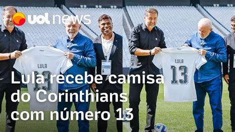 Lula recebe camisa do Corinthians do presidente e de ídolos do clube