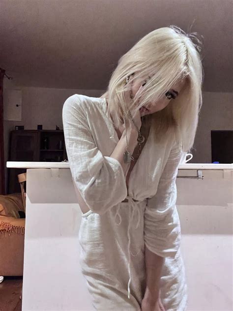 My Backside Is Begging For Your Firm Touch And A Good Spanking Rgirlsdoingnerdythings